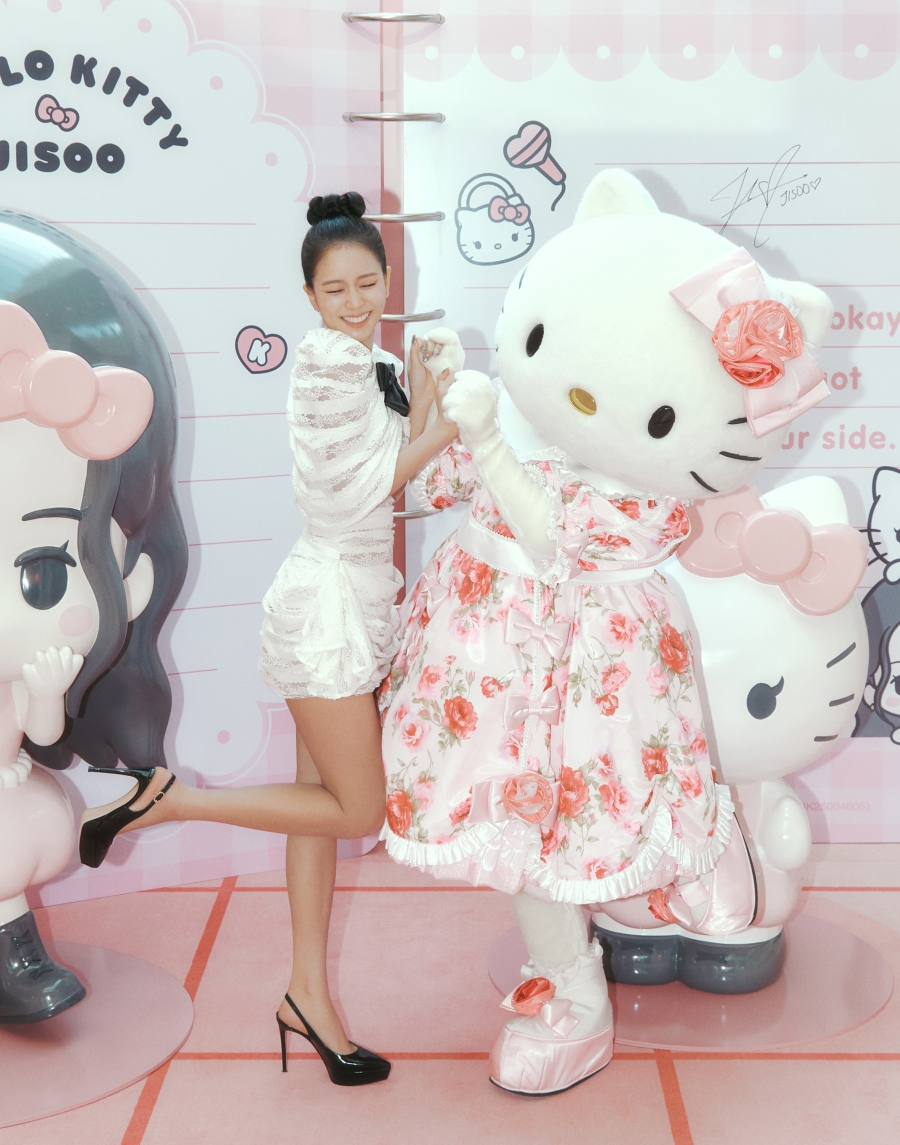 BLACKPINKジス、ハローキティと対面…超絶ラブリー