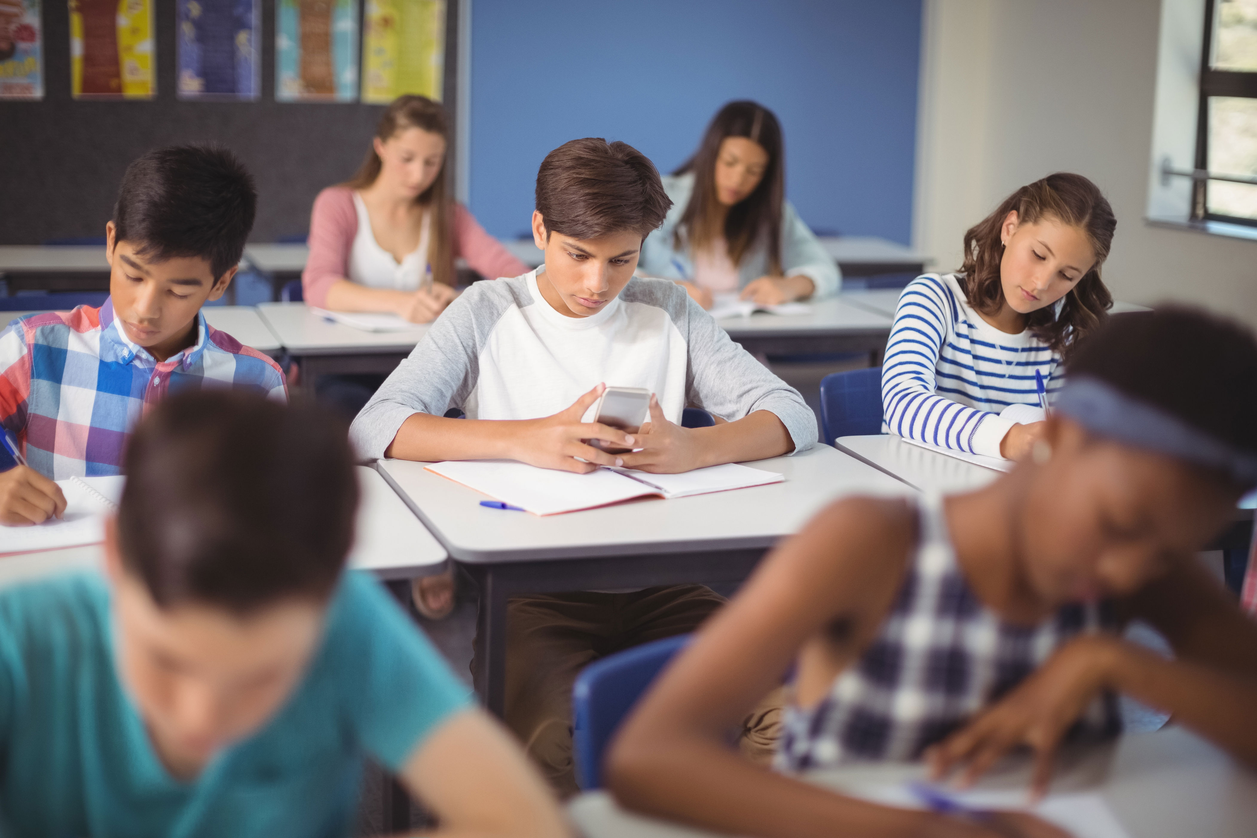 IN lawmakers move to limit student phones all day