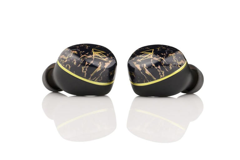 Noble Audio、トライブリッド完全ワイヤレス「FoKus Rex5」に精悍な新色“ブラック”