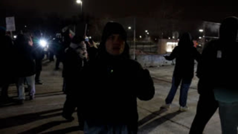 Federal officers in tense face off with anti-ICE protesters outside ...