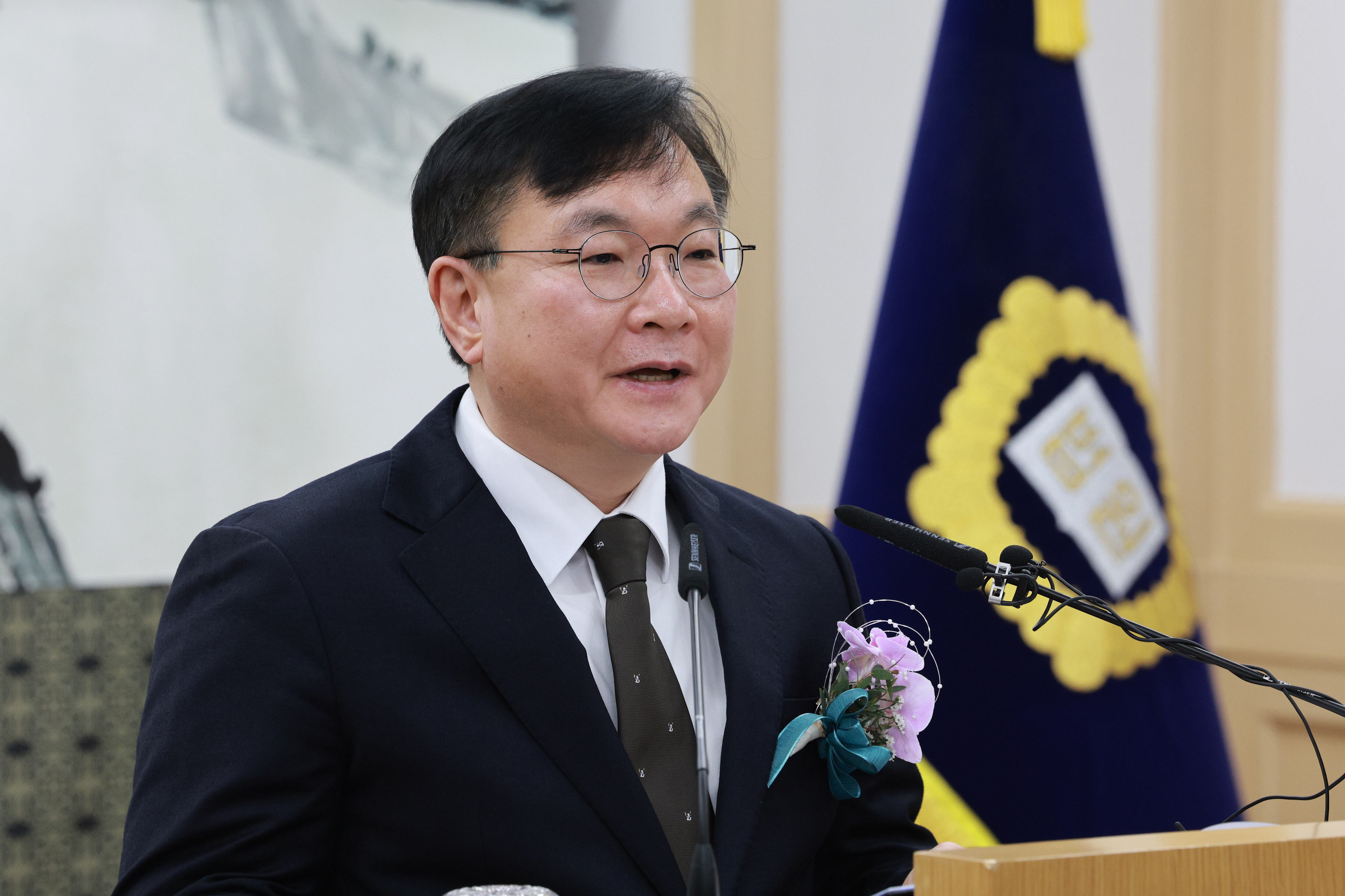 Court chief vows to fix judicial distrust roots