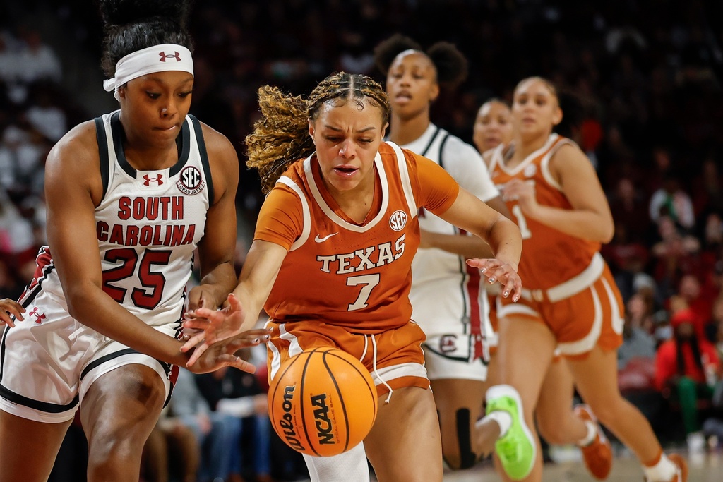 No. 2 South Carolina women beat No. 4 Texas 68-65 to avenge only loss