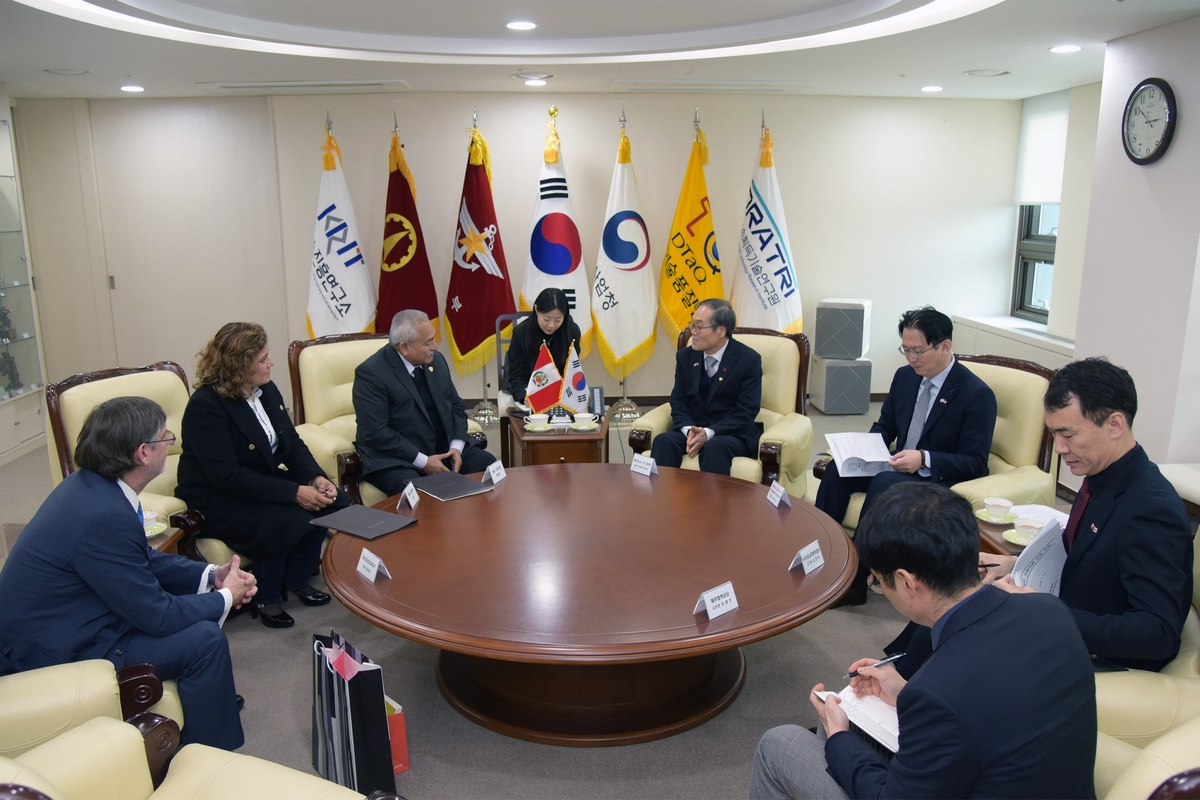 DAPA chief discusses arms cooperation with Peru's congressional delegation