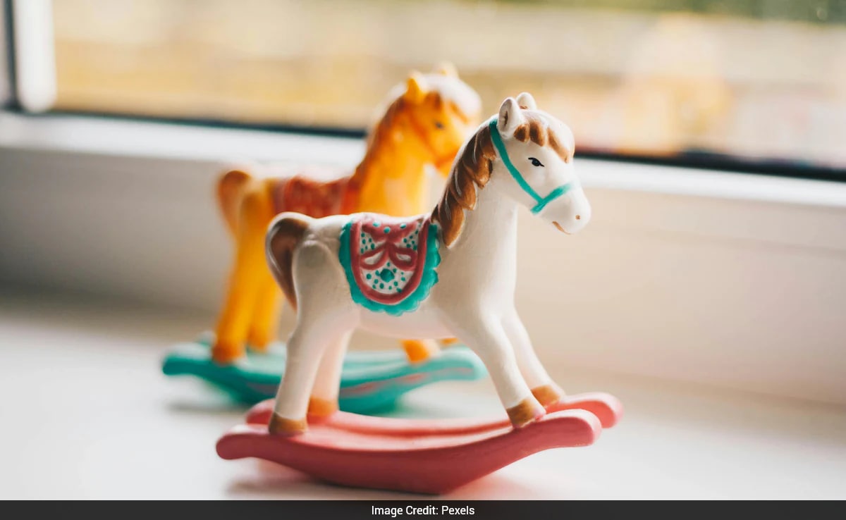 China factory sewing mistake gives toy horses pouty mouths, wins hearts ...