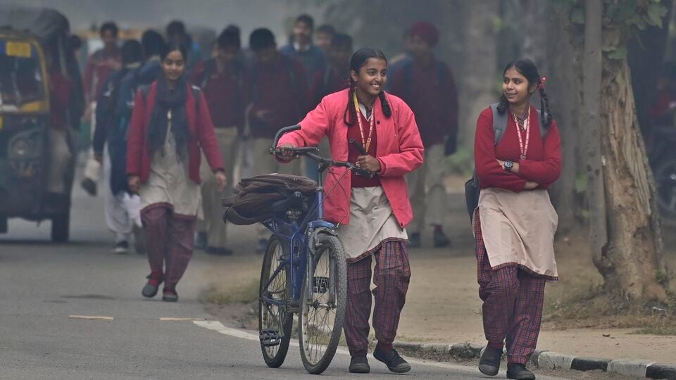 Delhi wakes up to biting cold after coldest winter morning as mercury ...