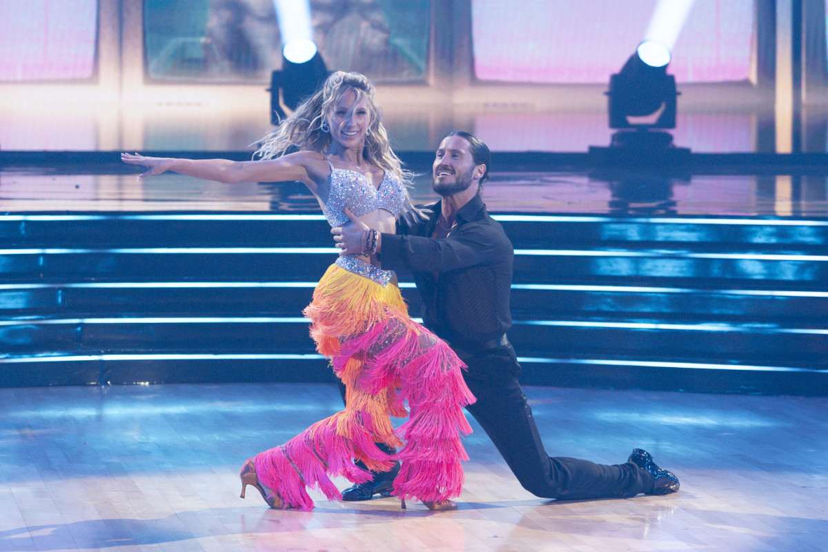 'DWTS' star announces launch of new YouTube show
