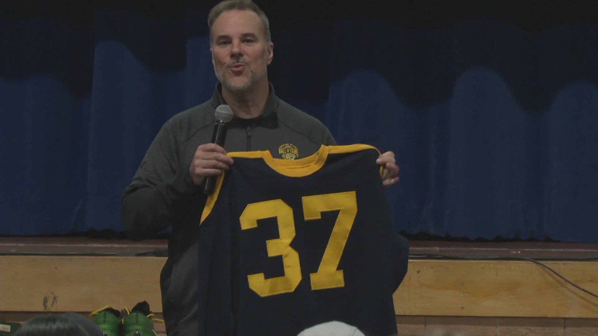 Lombardi Middle School students learn Packers history in hands-on lesson