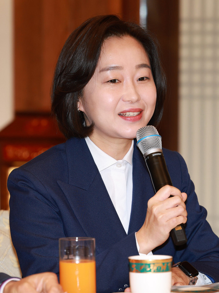 Lee meets political parties' leaders