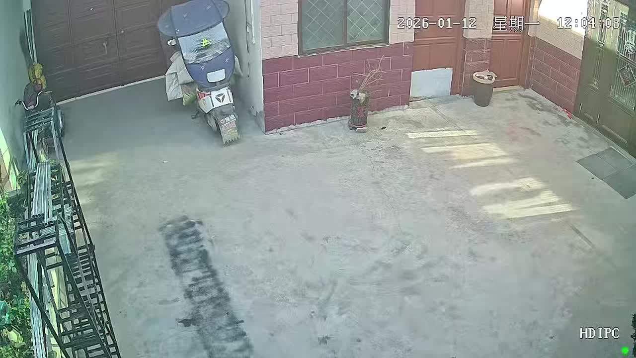 Laundry rack toppled by strong wind in Jiangsu, China
