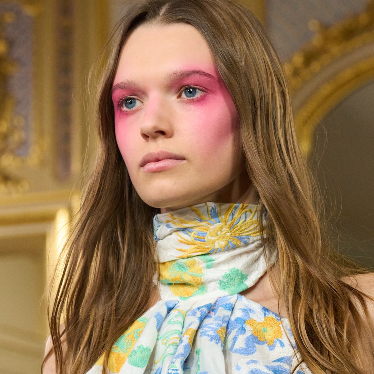 Blush viso, occhi e labbra: anche dopo i 60 anni per un look monocromatico