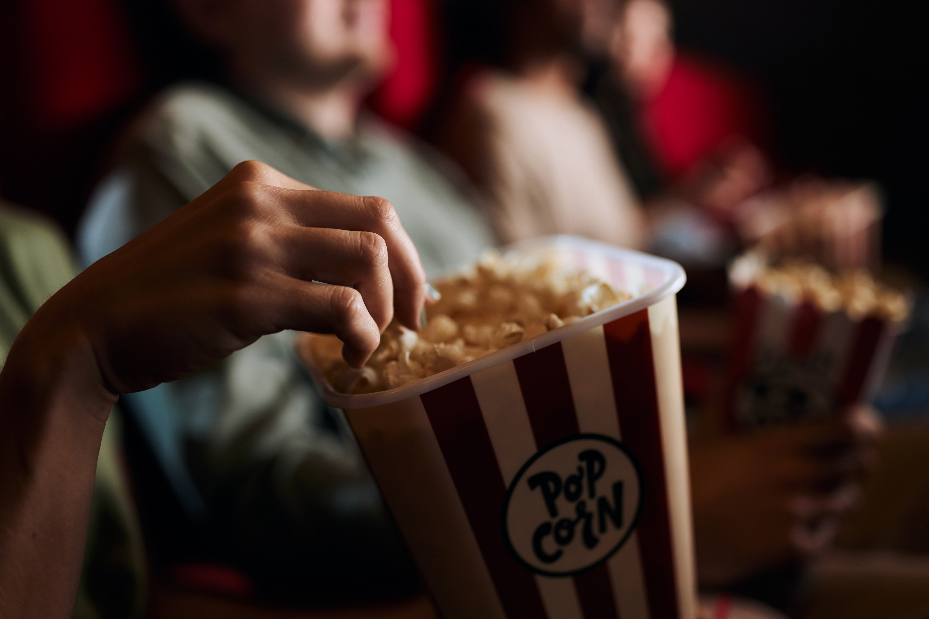 Intentan entrar al cine con comida y bebida de fuera, les prohíben la ...