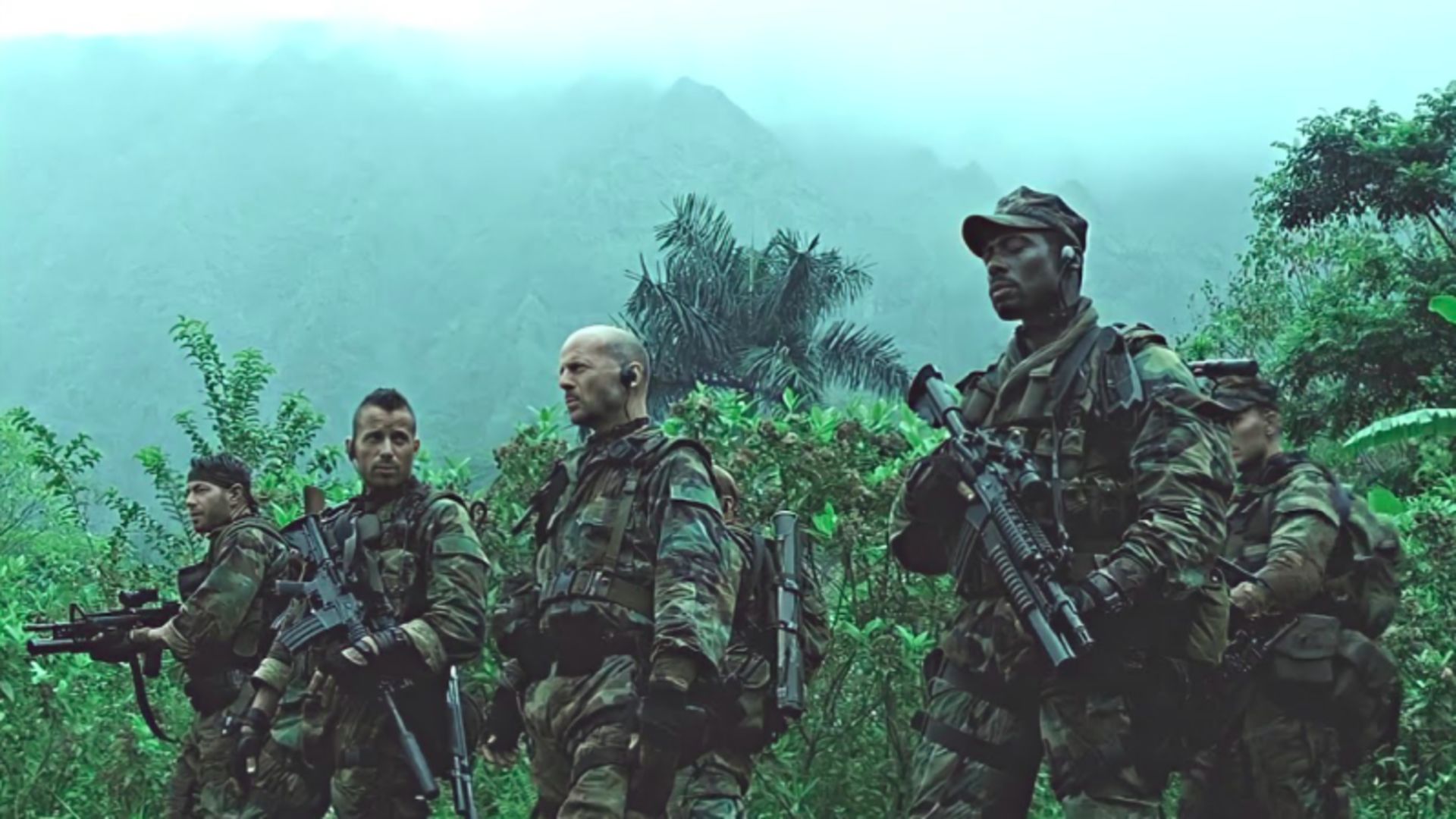 Oorlogsfilm 'Tears of the Sun' met Bruce Willis en Monica Bellucci ...