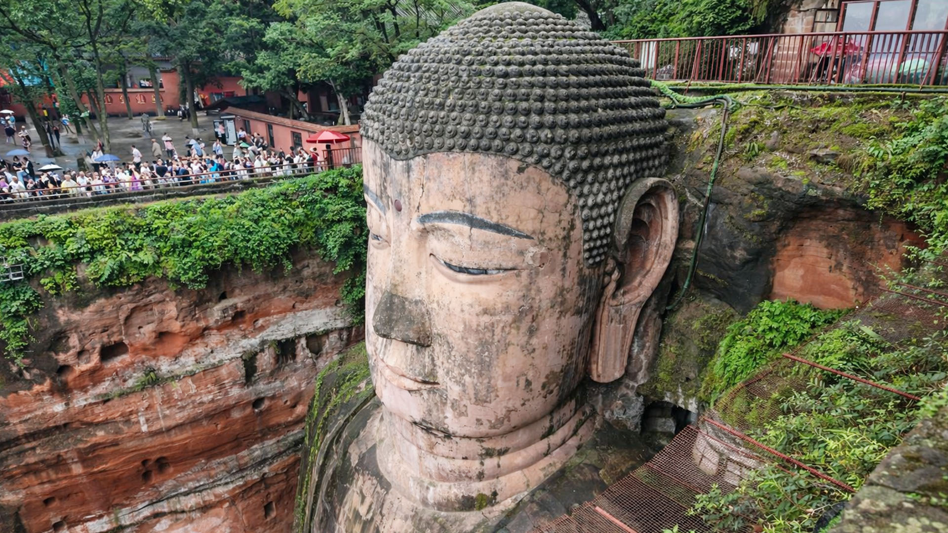 De Leshan Boeddha in China torent boven alles uit