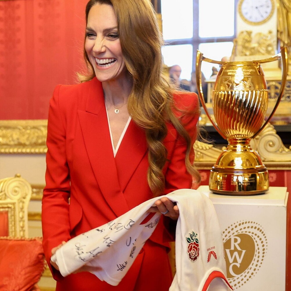 Kate Middleton in rosso Alexander McQueen, il look incanta Windsor