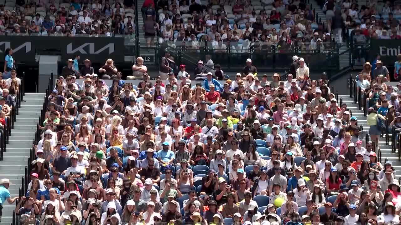 Federer trains ahead of Australian Open guest appearance