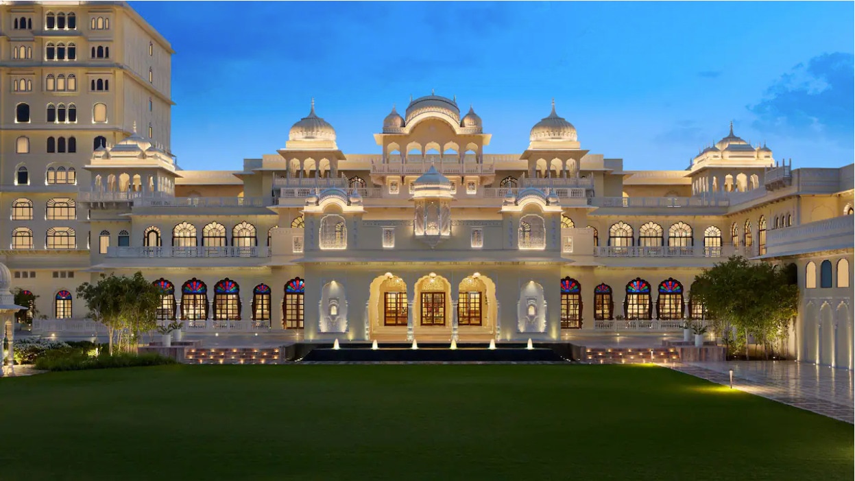 Woman alleges child walked into their Hyatt room, found staff inside ...