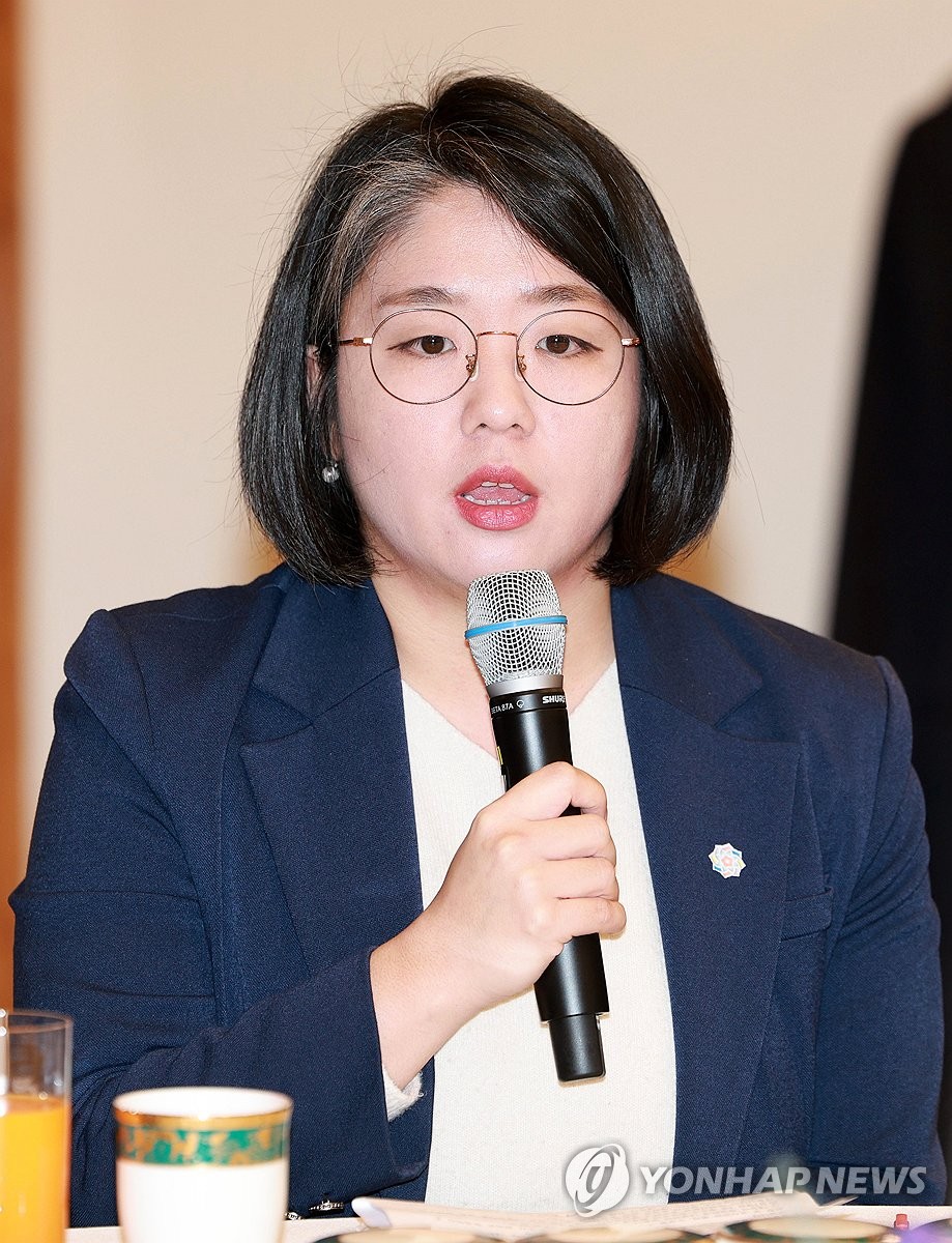 Lee meets political parties' leaders