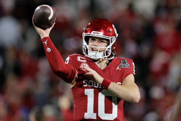 Star quarterback John Mateer returning to Oklahoma for 2026