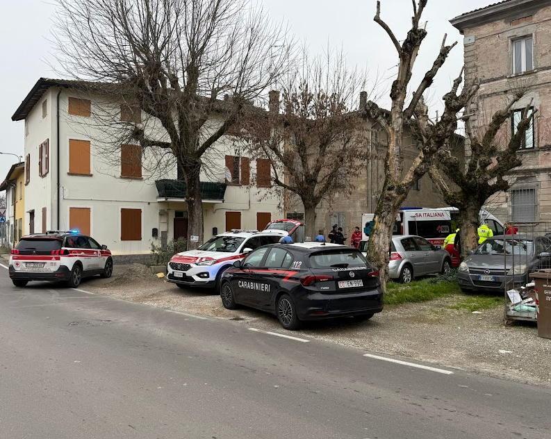 Cade dalla finestra di casa. In prognosi riservata un 42enne