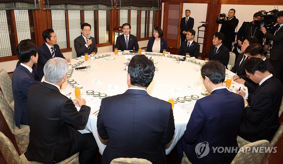 Lee meets political parties' leaders