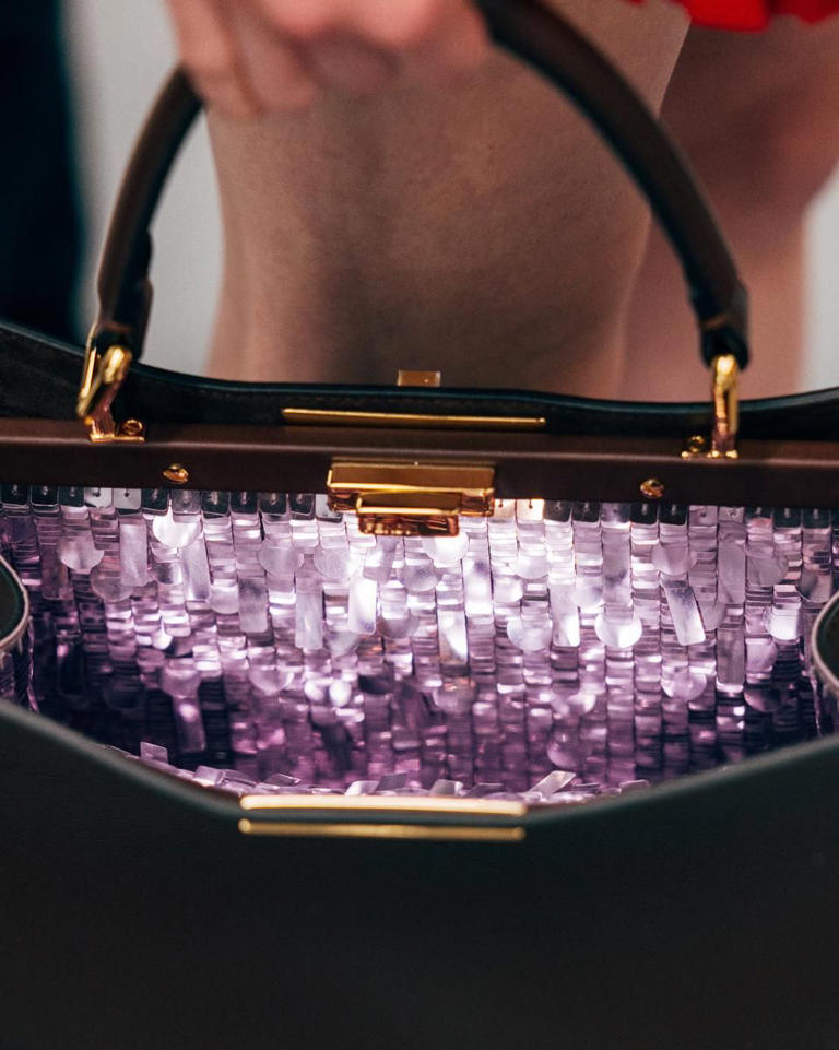 FENDI bawa nuansa festive di dalam tas Peekaboo