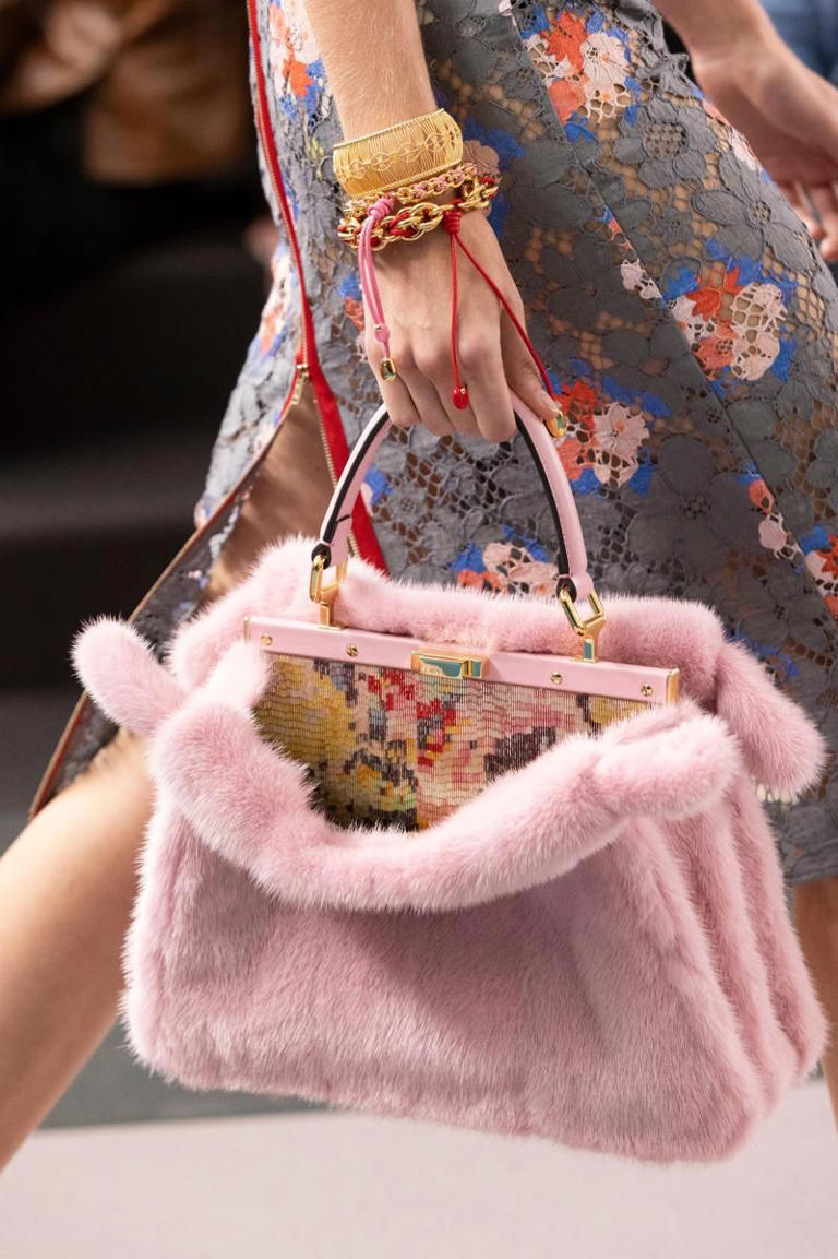FENDI bawa nuansa festive di dalam tas Peekaboo
