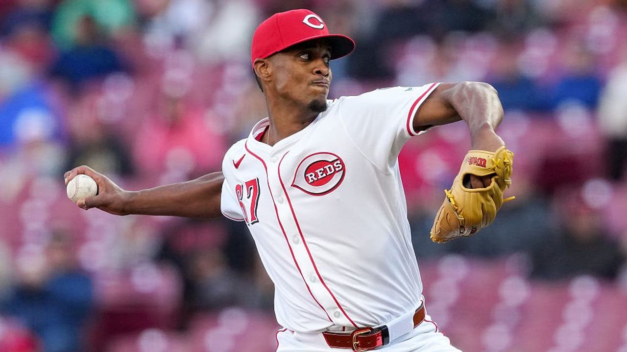 Seattle Mariners acquire RHP Yosver Zulueta from Reds