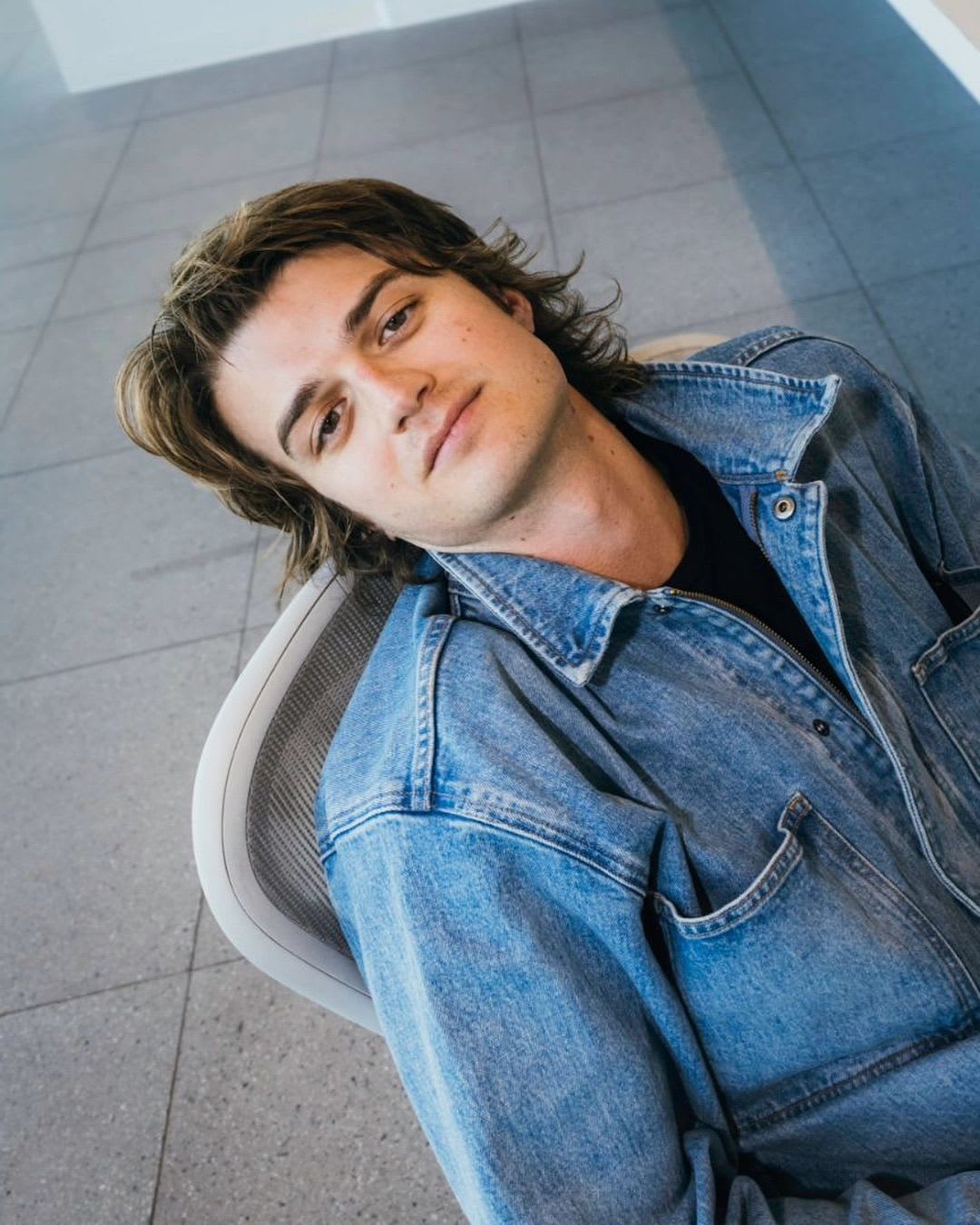 Joe Keery calls out Elite Daily for stealing his photo—'Take that ...