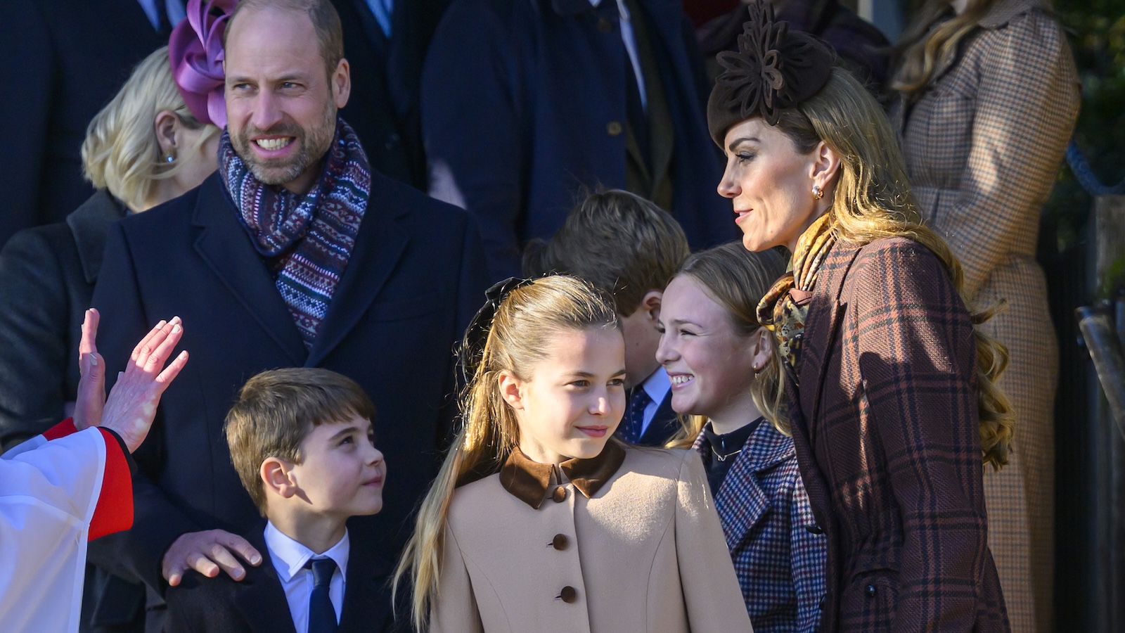 Hoe Prinses Charlotte mama's hand loslaat: dít is wat haar lichaamstaal ...