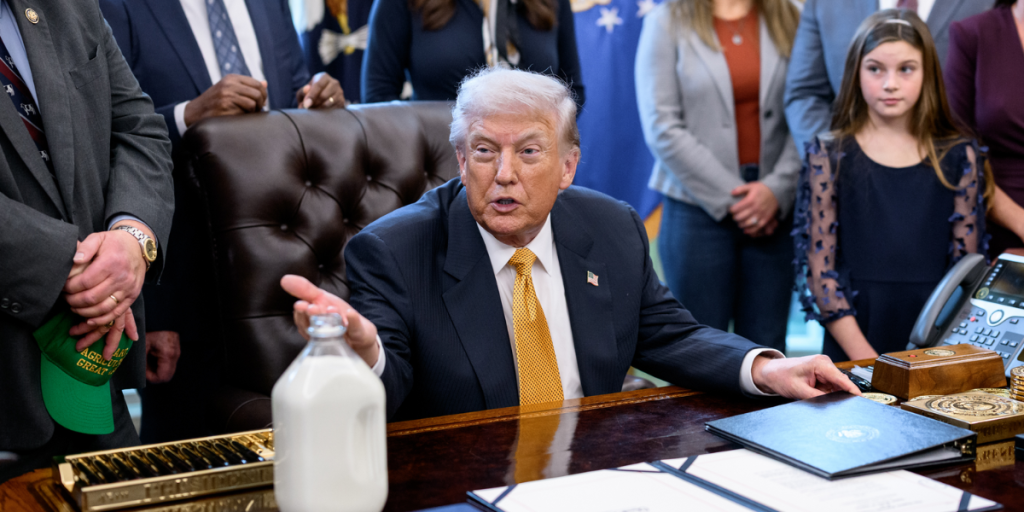 Video af Trump går viralt: "Falder i søvn" under møde