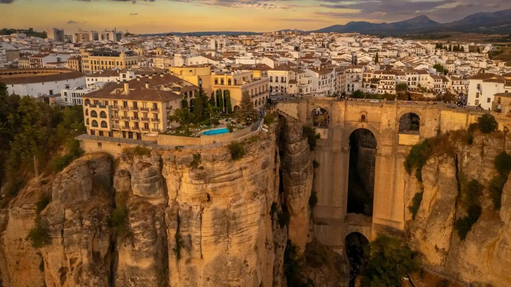 Tropezó con el tornillo de un bolardo arrancado y ahora le reclama 153. ...