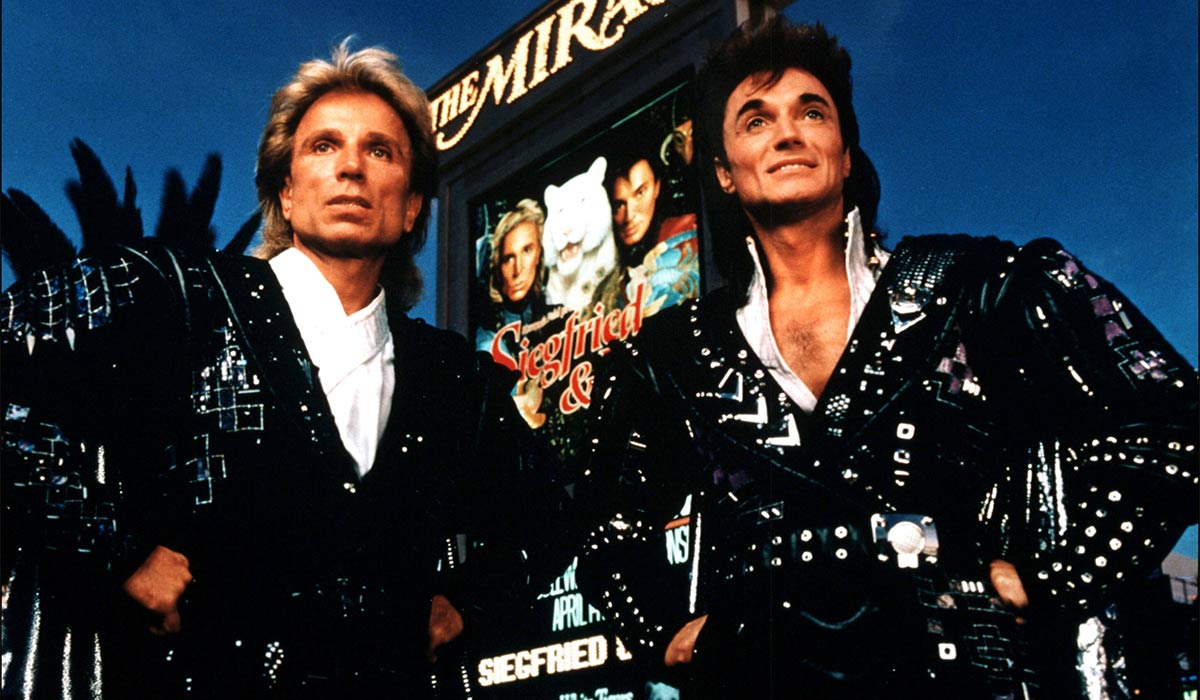 First look: Jude Law and Andrew Garfield as magicians Siegfried and Roy ...