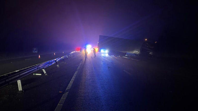 Jack-knifed lorry crash shuts dual carriageway