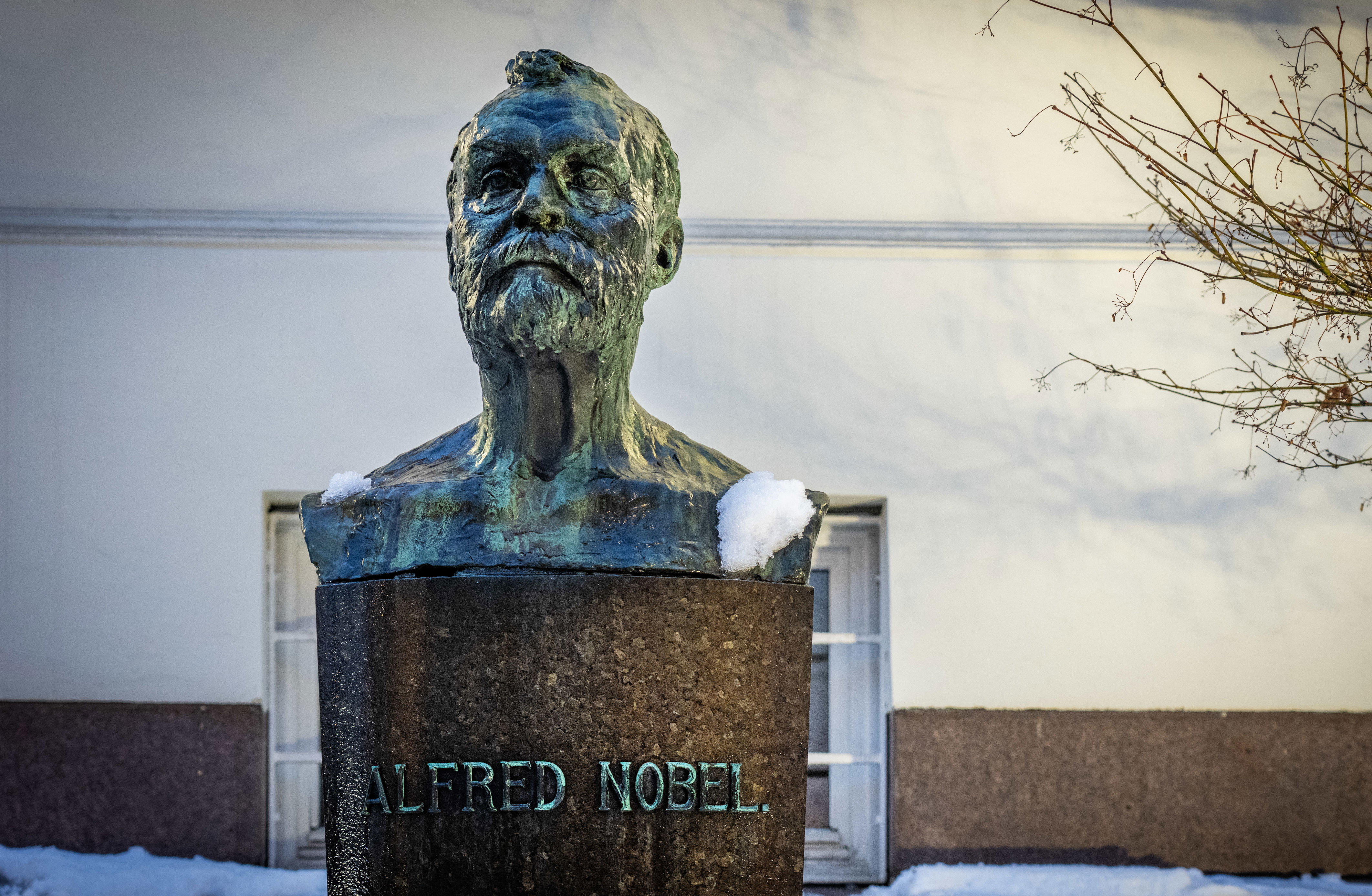 Flere har delt sine Nobelmedaljer – Hamsun gikk til Goebbels