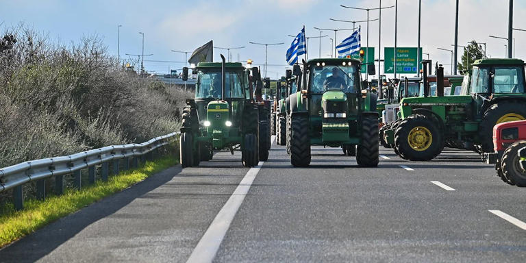 Παραμένουν τα τρακτέρ στον κόμβο της Νίκαιας με ανοιχτούς δρόμους - Εκ ...