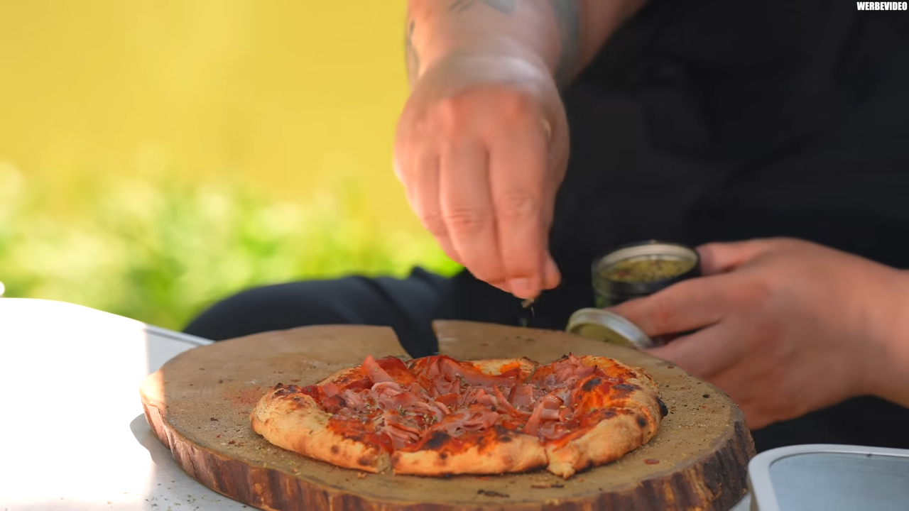 Camping mit Pizza und Eseln am See