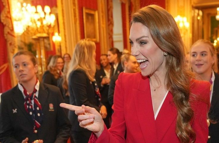 Avec son costume rouge vif, Kate Middleton annonce déjà la couleur ...