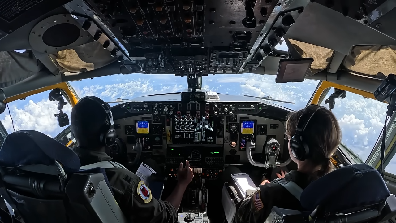 Watch jets refuel in mid-air at 30,000 feet