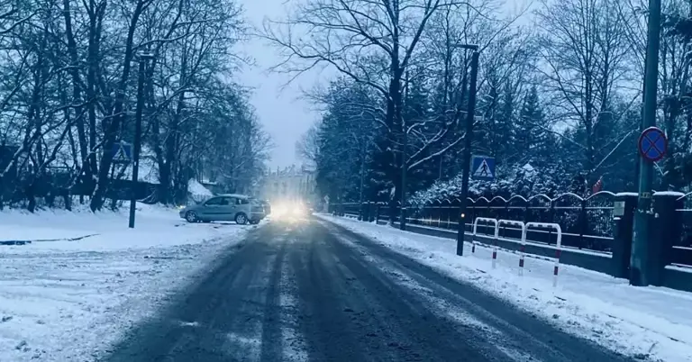 Groźny, poranny wypadek w Nysie. Autobus zderzył się z autem ...
