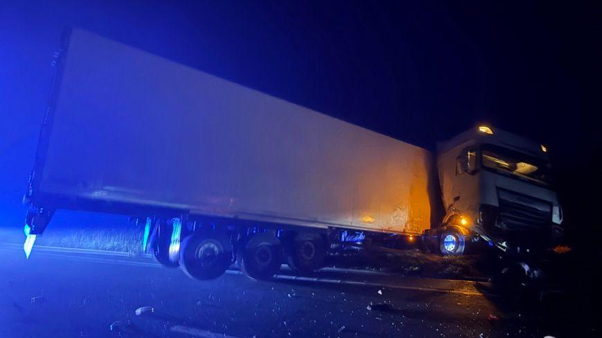 Jack-knifed lorry crash shuts dual carriageway
