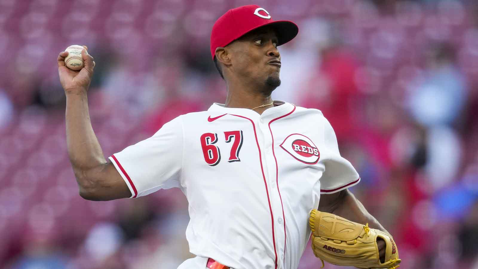 Mariners boost bullpen with righty reliever in Reds trade