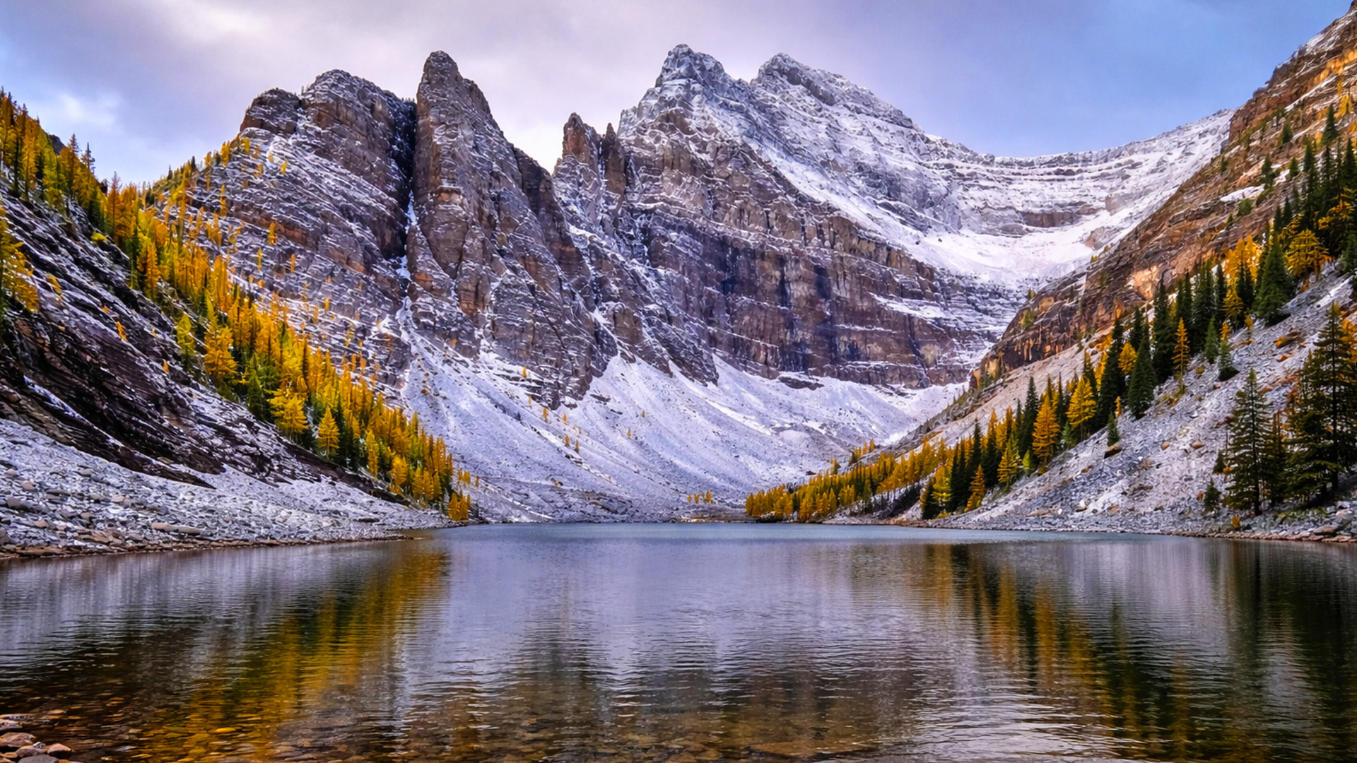 Waarom is Lake Agnes zo kalm en spiegelend?
