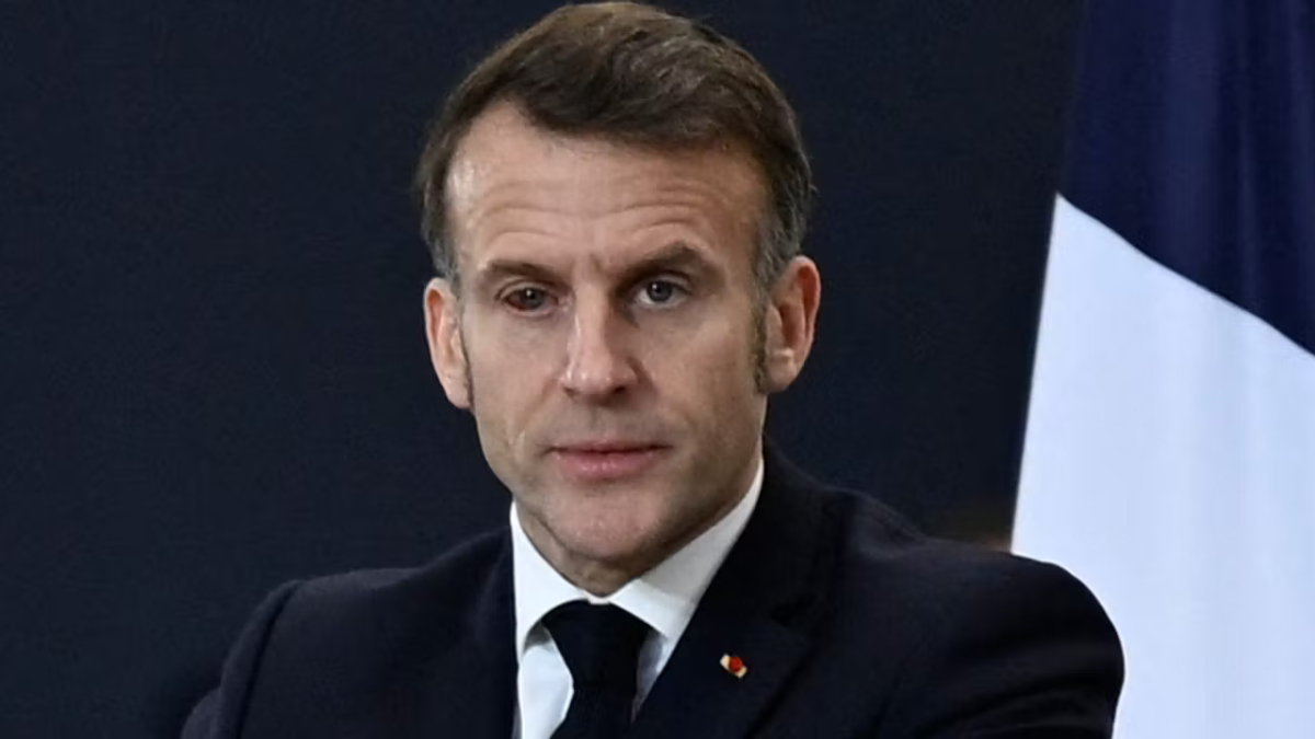 Emmanuel Macron apparaît avec un œil rouge sang et évoque « l’œil du ...