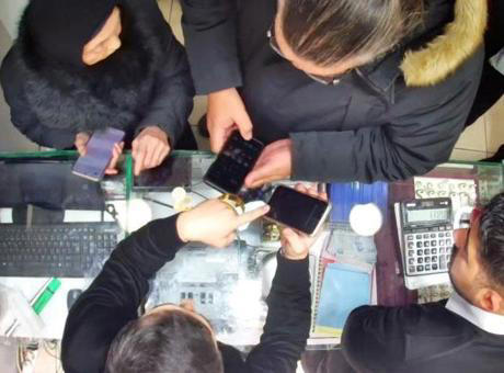 Yaşlı kadın korkudan titreyerek geldi, esnaf durumu fark etti: Benzer ...