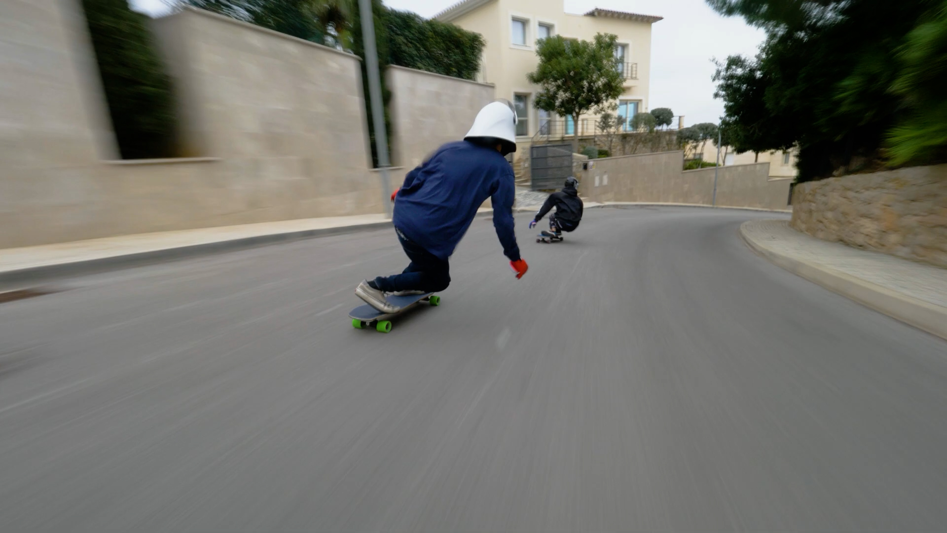 Skateboard freeride op een steile weg op Mallorca