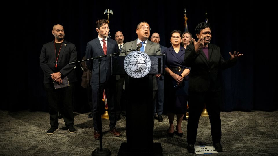 The Minneapolis mayor 'grabbed the megaphone' and told ICE to leave his ...