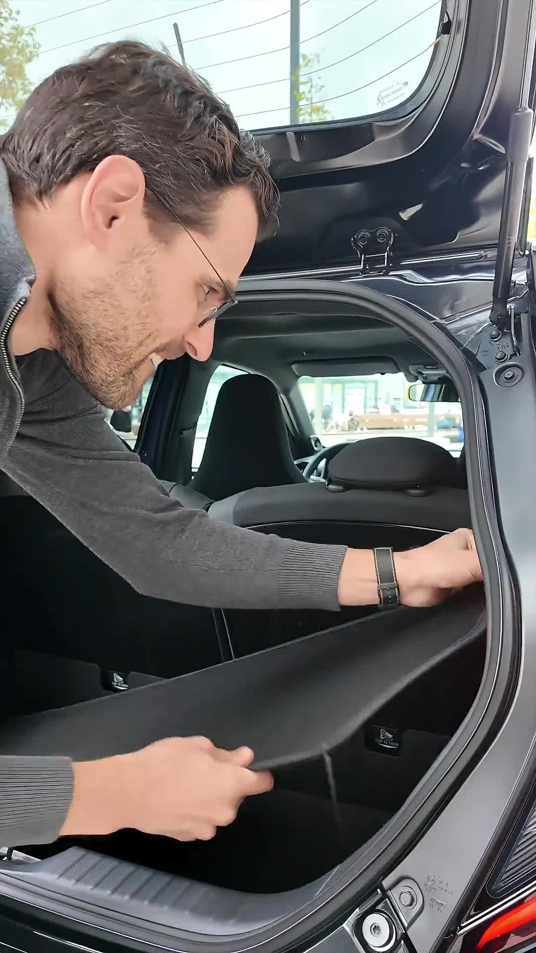 Um Porta-malas Espaçoso para um Carro Urbano Inteligente: Cabe Até Mala