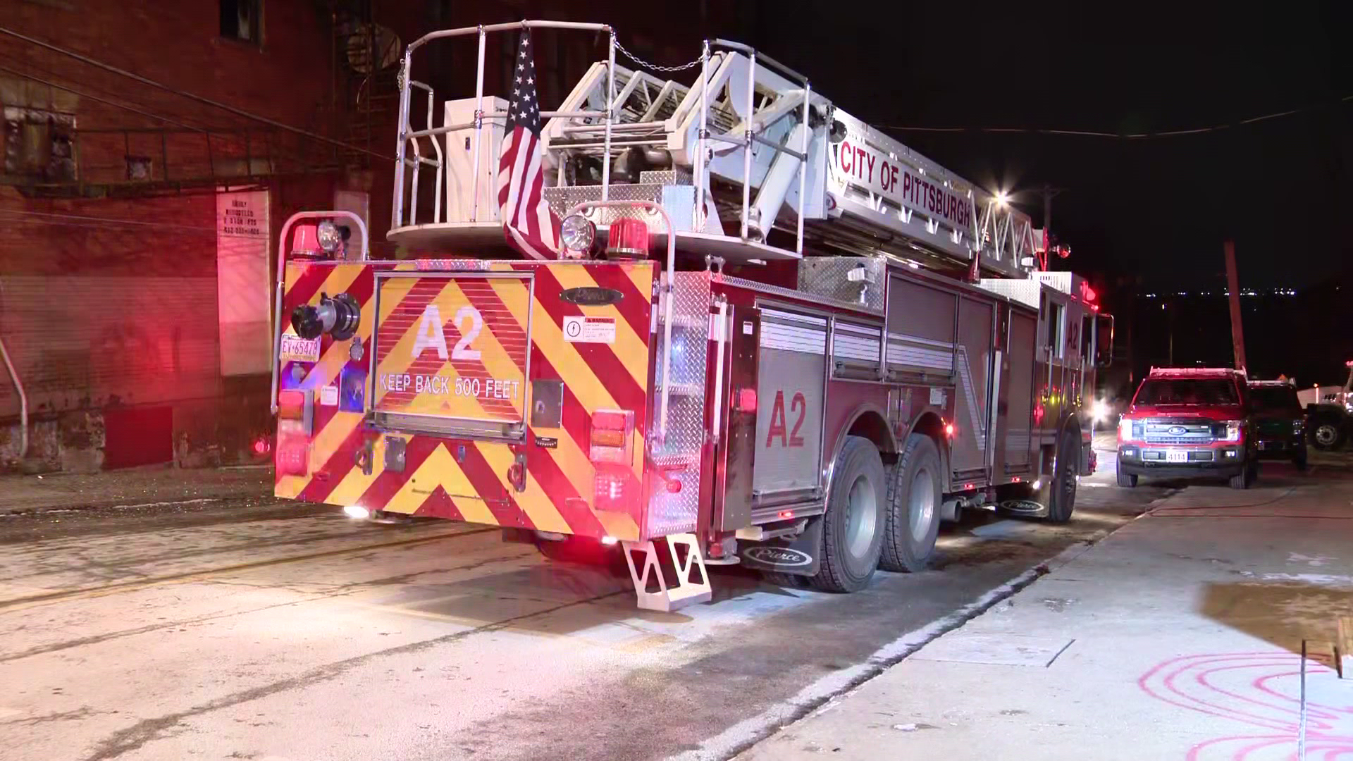 Firefighter suffers smoke inhalation at scene of fire in Pittsburgh