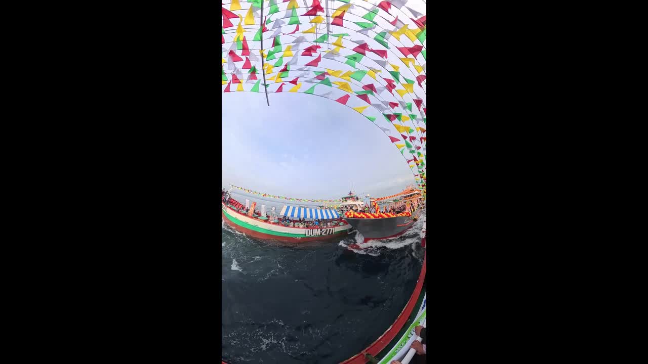 Passengers scream as three ferries come within inches of crashing