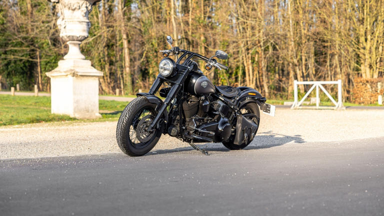 Photos - Rétromobile 2026 : cette moto a appartenu à Johnny Hallyday ...